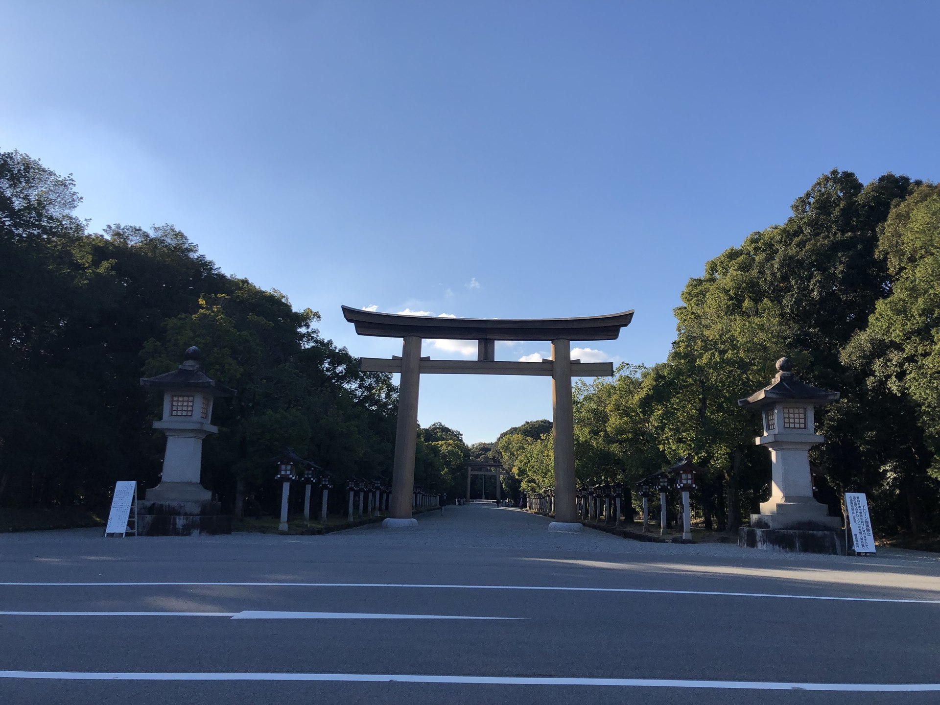 奈良満喫の旅（初日） 橿原神宮 ～ 藤原京跡: ワニに乗せときゃご機嫌♪